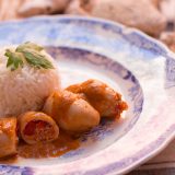 Calamares rellenos con sus rejos, huevo duro y aceitunas, en salsa